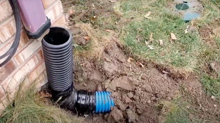 How to Install Leaf Filter for Downspouts With Pictures